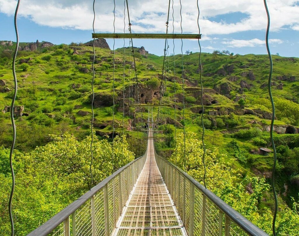 Unutulmaz olayların yeri Khndzoresk Caves and Swinging Bridge, Sünik, foto