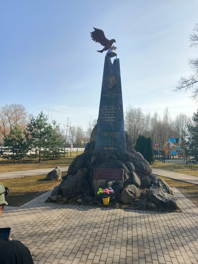 Anıt, heykel Памятник А. Чеченскому, Pskovskaya oblastı, foto