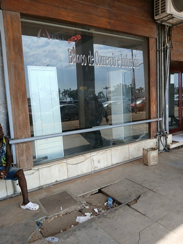 Banka Banco de Comércio e Indústria, Loanda, foto