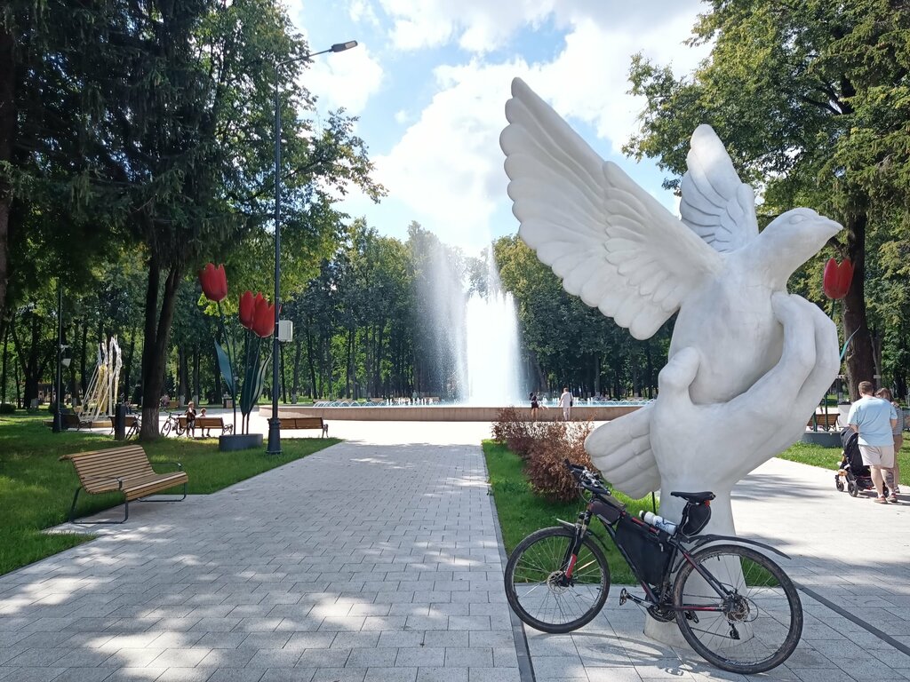 Park, sokak heykeli Голубь в руке, Kolomna, foto