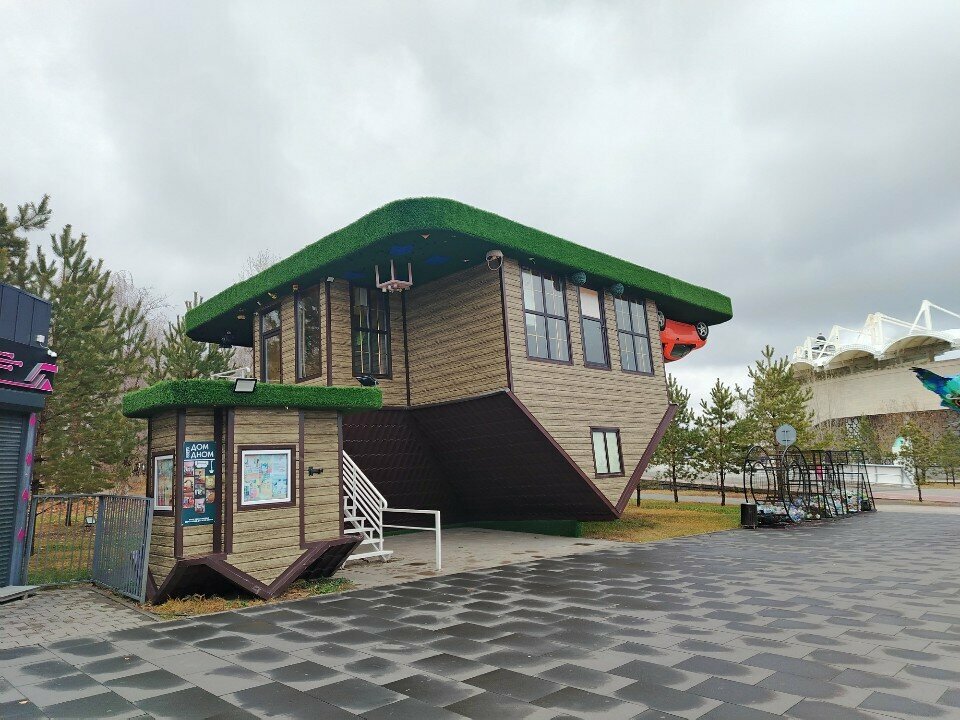Atraksiyon Upside Down House, Astana, foto