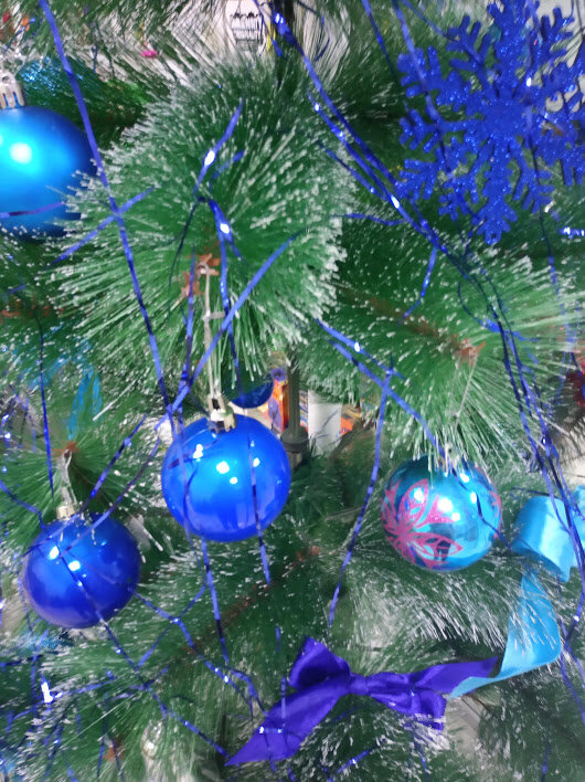 Yapay çam ağaçları ve süsleri Iskusstvennyye yelki, Tomsk, foto