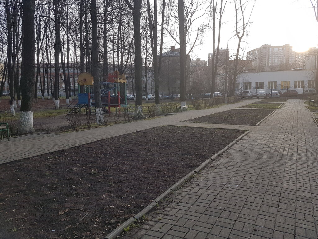 Meydan Veteranov Truda Garden Square, Koroliov, foto