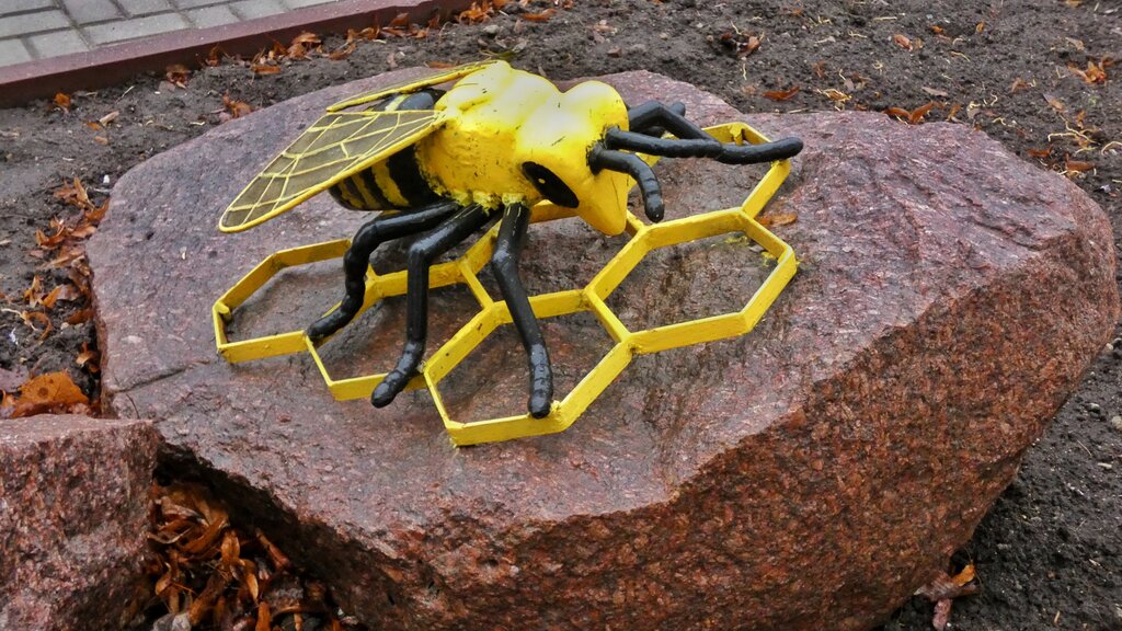 Park, sokak heykeli Пчела-труженица, Medyn, foto