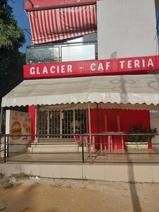Glacier cafétéria de yop a gauche (Abidjan, La commune Yopougon, Quartier de la Niangon Sud), kafe  Abican'dan