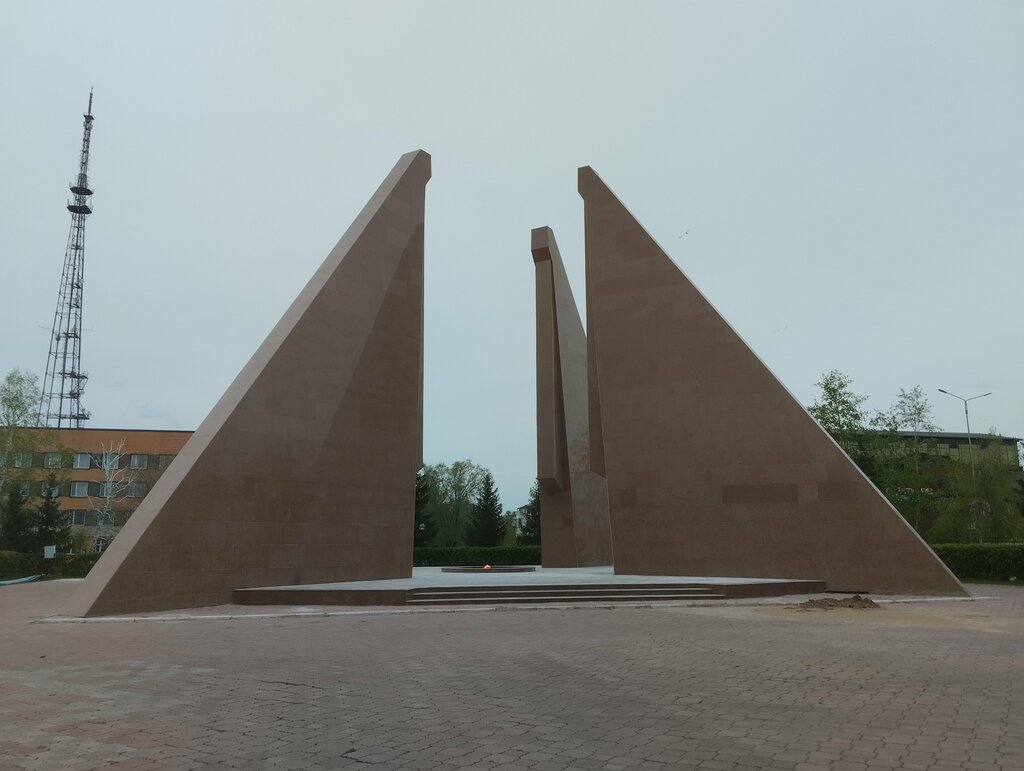 Anıt, heykel Eternal Flame, Petropavl (Petropavlovsk), foto