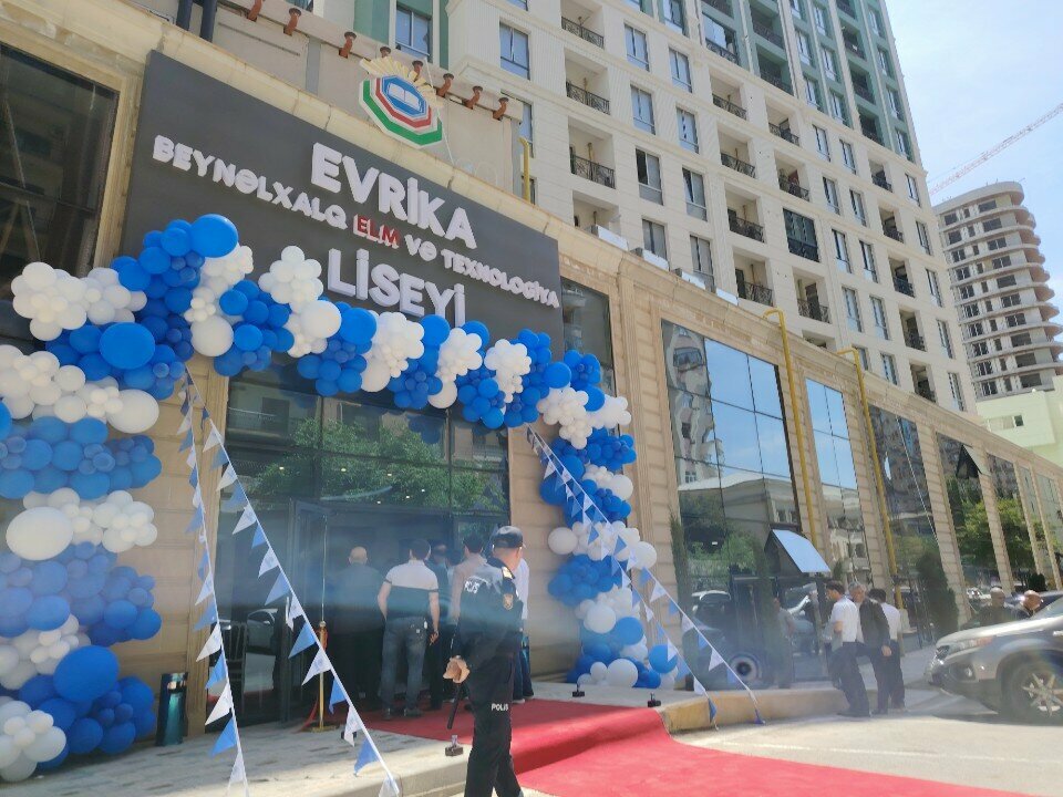 Lise Evrik Beynəlxalq Elm və Texnologiya Lisey, Bakü, foto