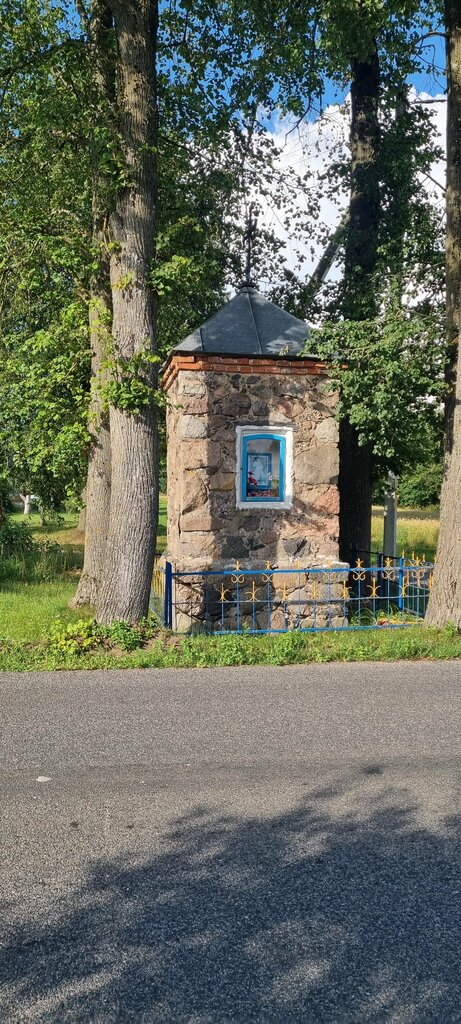Şapel, haç anıtı Католическая придорожная часовня, Grodnenskaya oblastı, foto