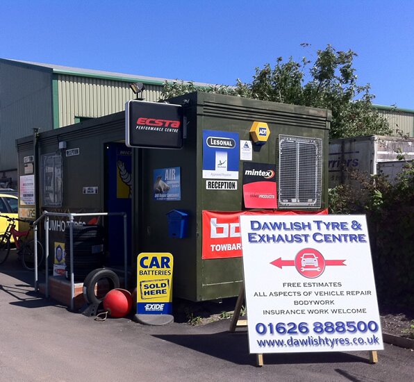 Otomobil ekspertizi Dawlish Tyre & Auto Centre Ltd, İngiltere, foto