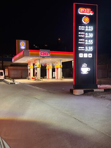 Benzin istasyonu Q8+, Tiflis, foto