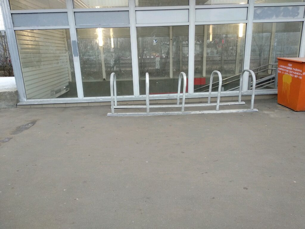 Bisiklet park yerleri Velosipednaya parkovka № 14012 platforma Biryulyovo-Passazhirskaya, Moskova, foto