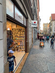 New Yorker (Na Můstku No:388/9), giyim mağazası  Prag'dan