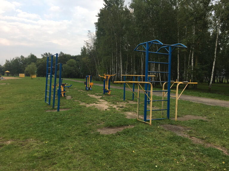 Spor alanı Спортплощадка, воркаут, Minskaya oblastı, foto