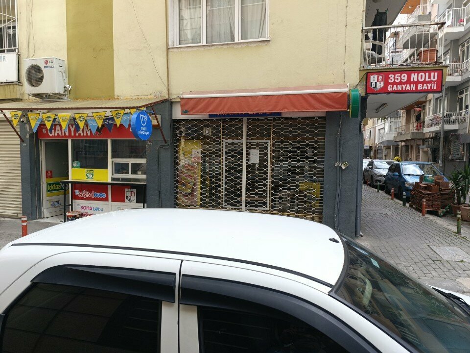 Şans oyunu bayileri 359 Nolu Ganyan ve İddaa Bayii, İzmir, foto