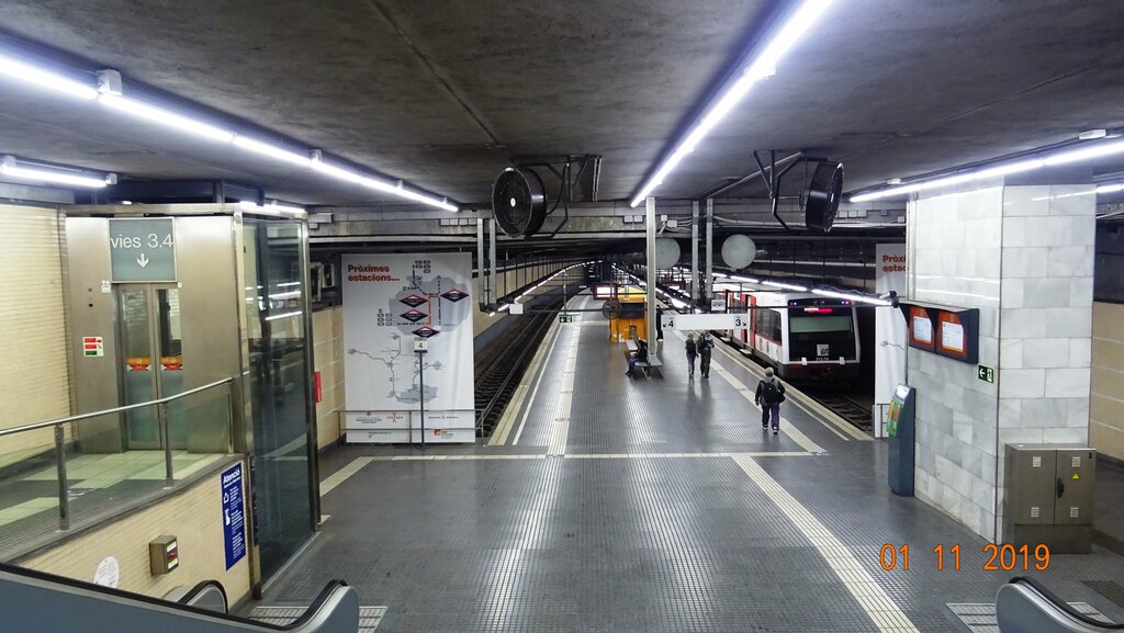 Tren istasyonu Estación de Plaza España, Barselona, foto