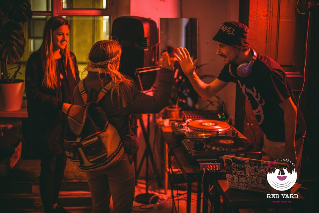 Bar Red yard hip-hop, Saint‑Petersburg, foto