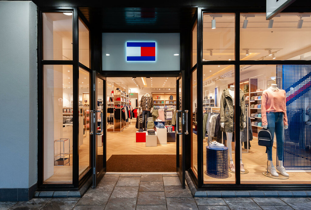 Giyim mağazası Tommy Hilfiger, İngiltere, foto