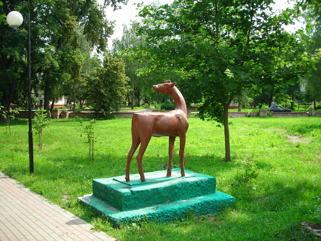 Park, sokak heykeli Олень, Karaçev, foto