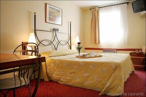 9Hotel Montparnasse (Rue Raymond Losserand No:76, 14e Arrondissement, Paris), otel  Paris'ten