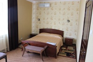 U Petrovicha (Krasnodar Territory, Bryukhovetskiy rayon, Pereyaslovskoye selskoye poseleniye, stanitsa Pereyaslovskaya), otel  Krasnodarski krayından