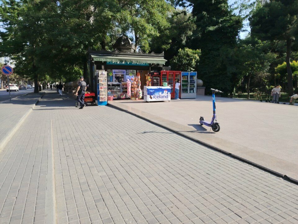 Gazete bayi Kiosk Press, Bakü, foto