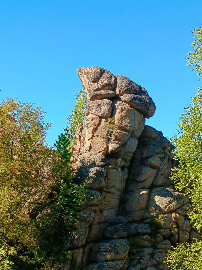 Dağ zirvesi Скальник Зеркала, İrkutskaya oblastı, foto