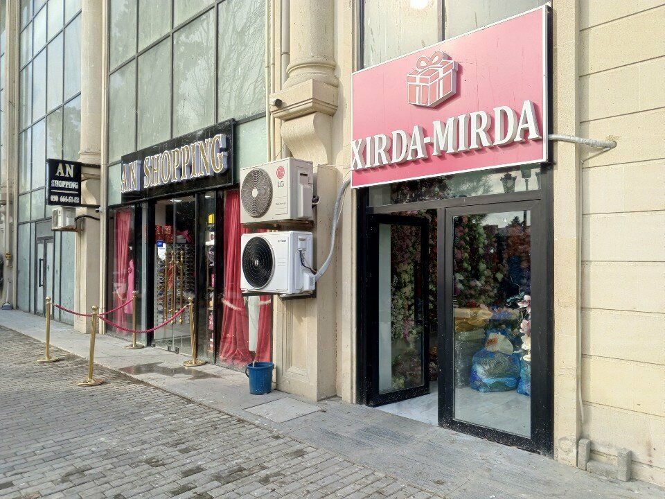 Yapay bitki ve çiçek Xirda-Mirda, Bakü, foto