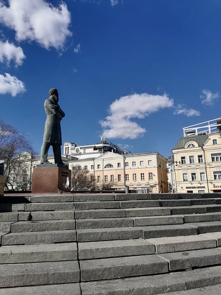 Anıt, heykel Monument to F. Engels, Moskova, foto