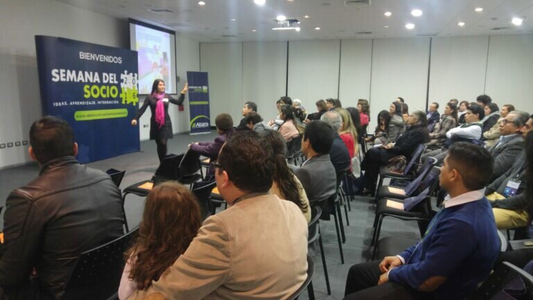 Sivil toplum kuruluşları Excelencia y Estrategia, Lima, foto
