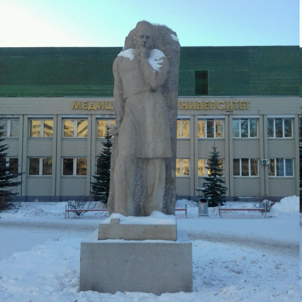 Park, sokak heykeli Врачу, Çeliabinsk, foto
