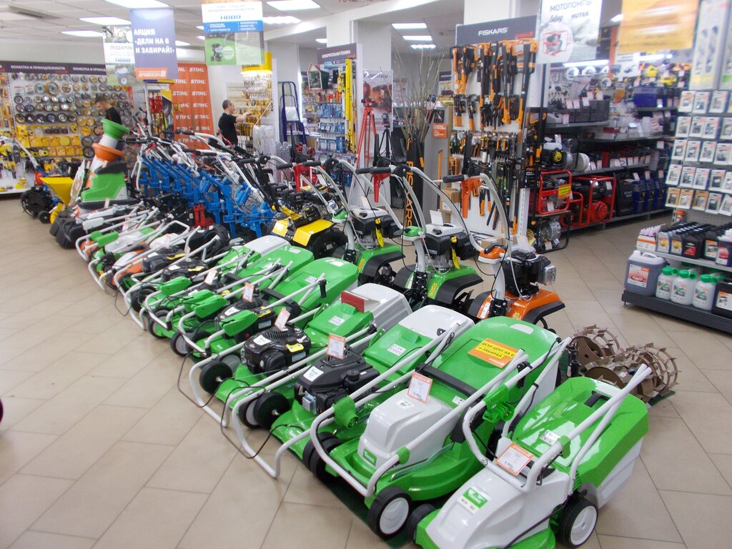 Elektrik ve benzinle çalışan aletler Drovosek, Ulyanovsk, foto