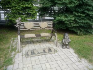 Скамейка влюблённых (prospekt Heroiv Dnipra No:40), turistik yerler  Komsomolsk'tan