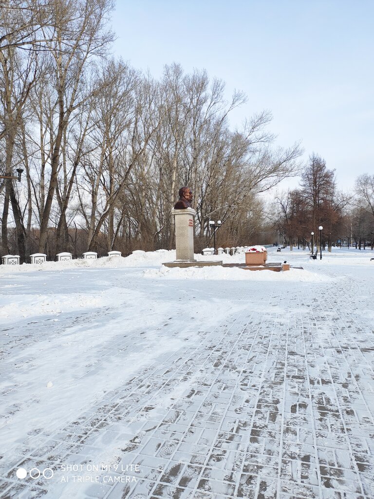 Anıt, heykel A. K. Protozanov Bust, Öskemen (Ust‑Kamenogorsk), foto