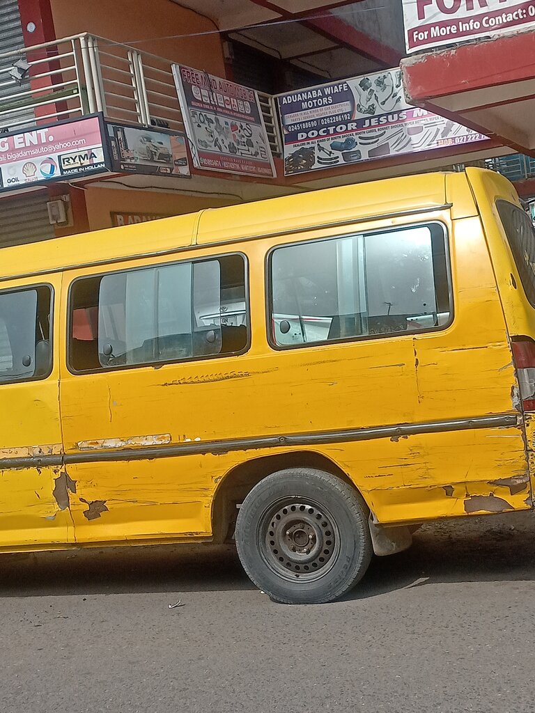 Otomobil yedek parçaları Aduanaba Wiafe Motors, Akra, foto