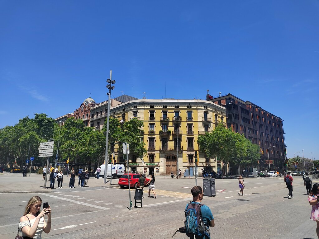 Tren istasyonu Estación de Arco de Triunfo, Barselona, foto