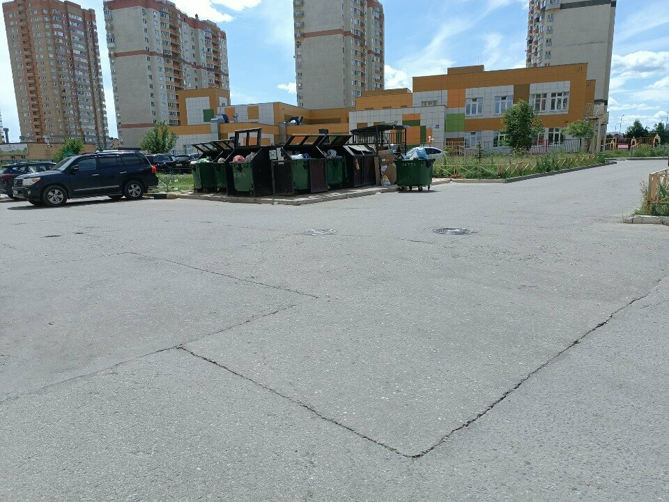 Ayrı çöp toplama noktası Waste sorting, Tver, foto