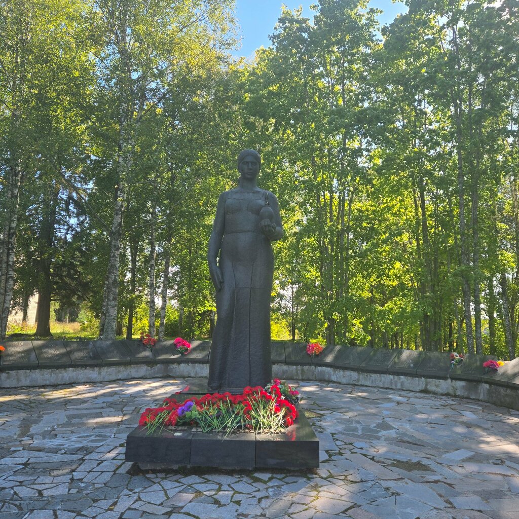 Anıt, heykel Скорбящая мать, Vologodskaya oblastı, foto