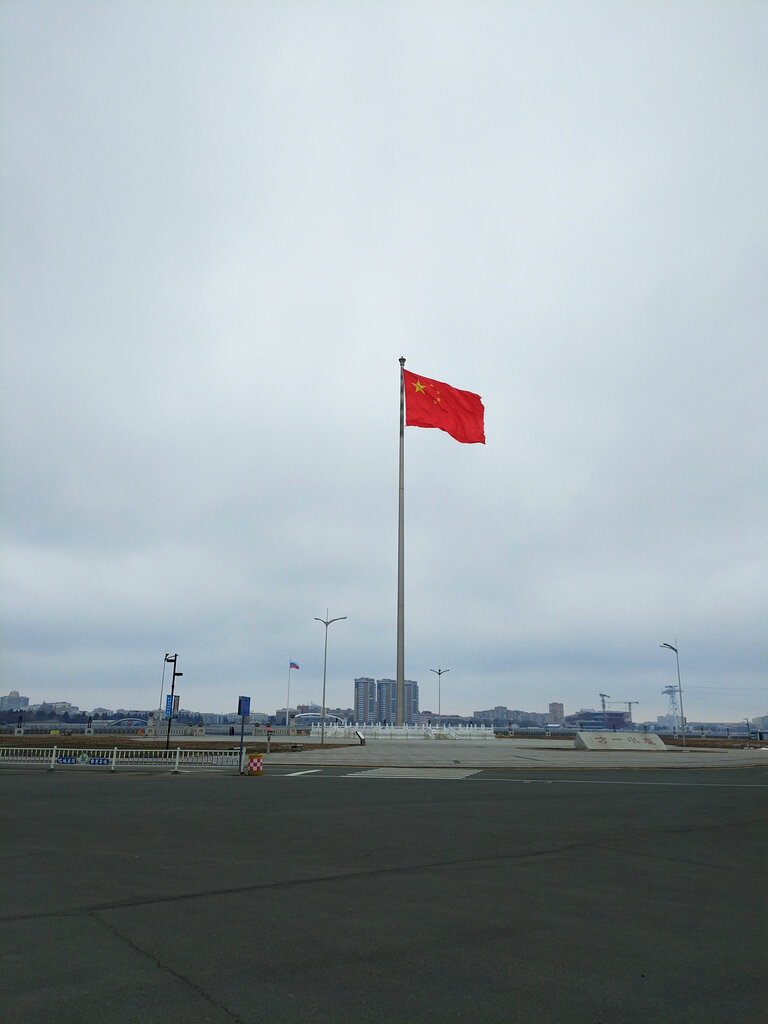 Turistik yerler Флагшток с флагом Китайской Народной Республики, Heilongjiang, foto