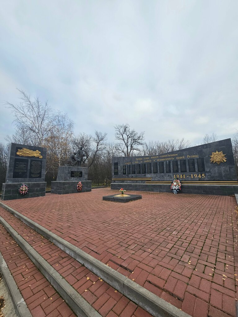 Anıt, heykel Братская могила, Rostovskaya oblastı, foto