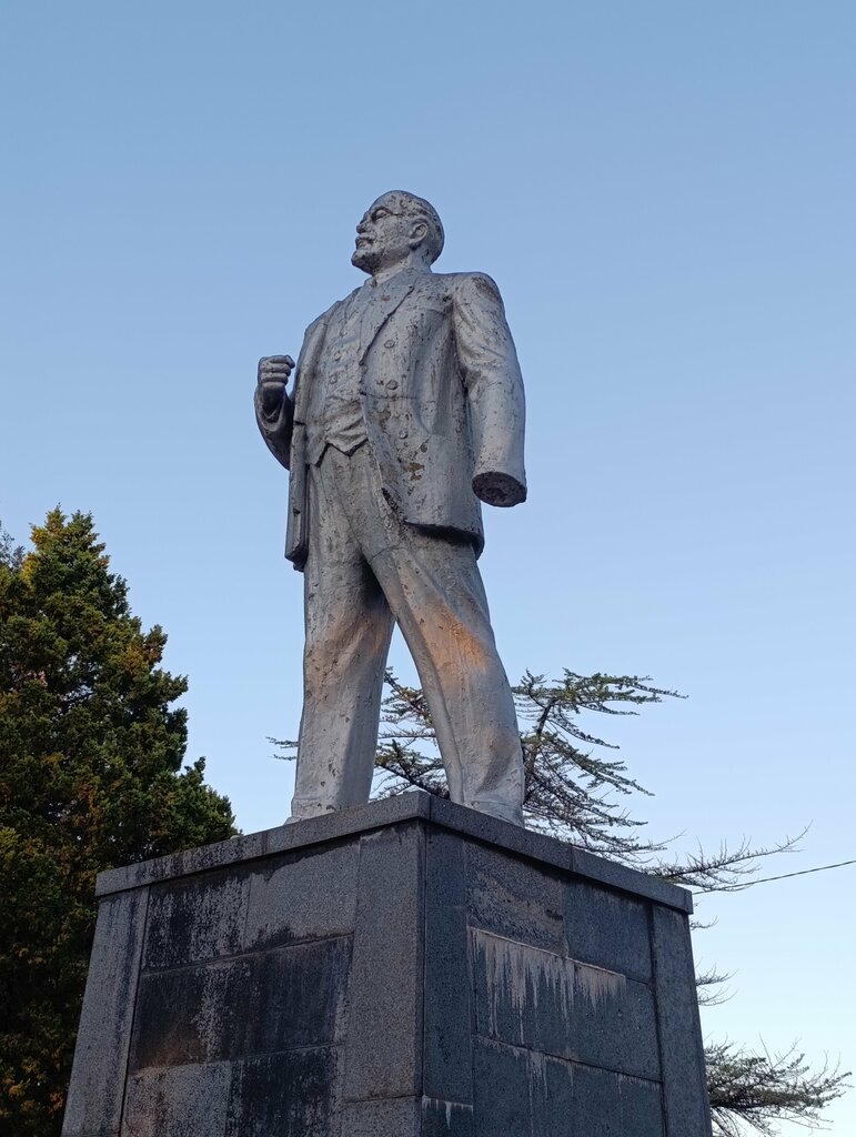 Park, sokak heykeli В.И. Ленин, Gudauta, foto