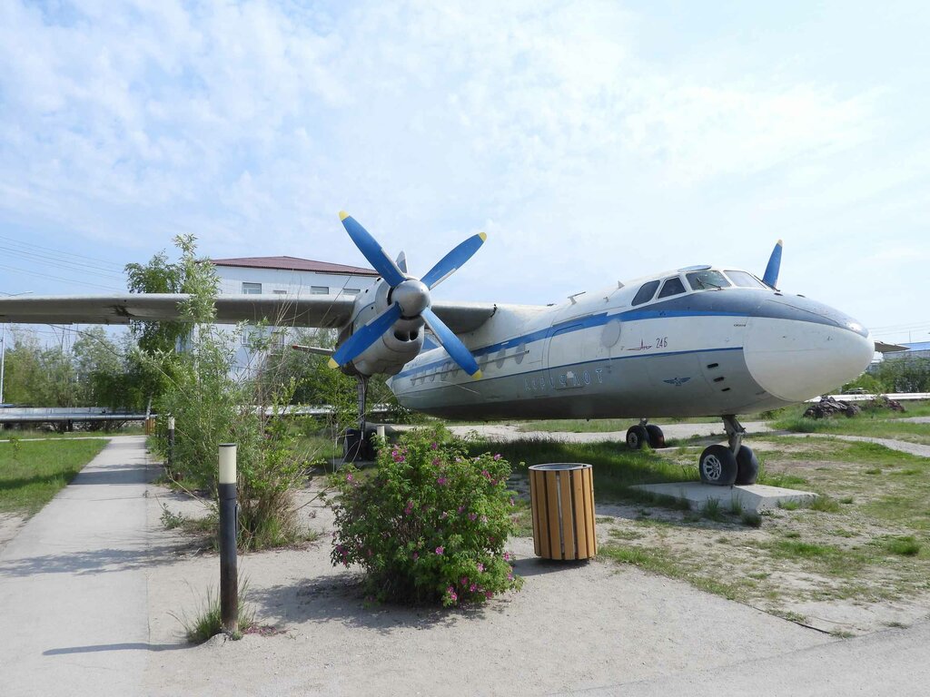 Teknoloji anıtı Долгожитель якутского неба самолёт Ан-24Б, Yakutsk, foto
