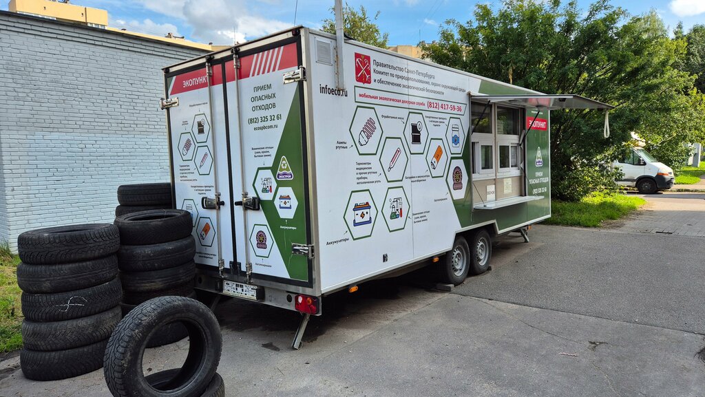 Ayrı çöp toplama noktası Ekopunkt, Saint‑Petersburg, foto