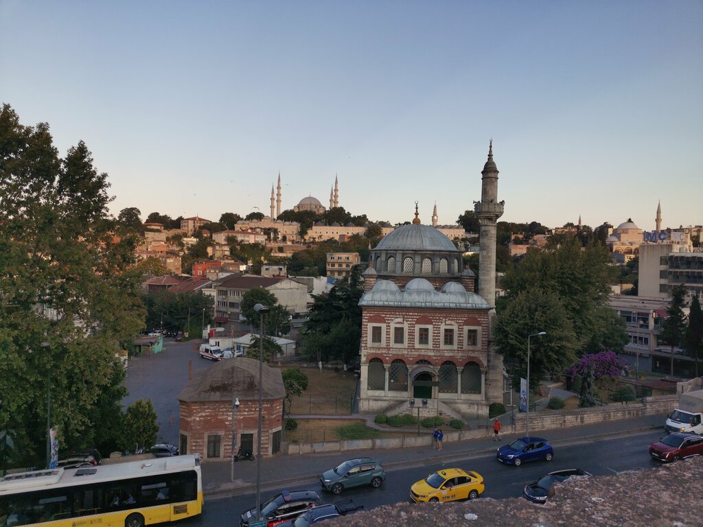 Turistik yerler Mehmet Emin Tokadi HZ Türbesi, İstanbul, foto