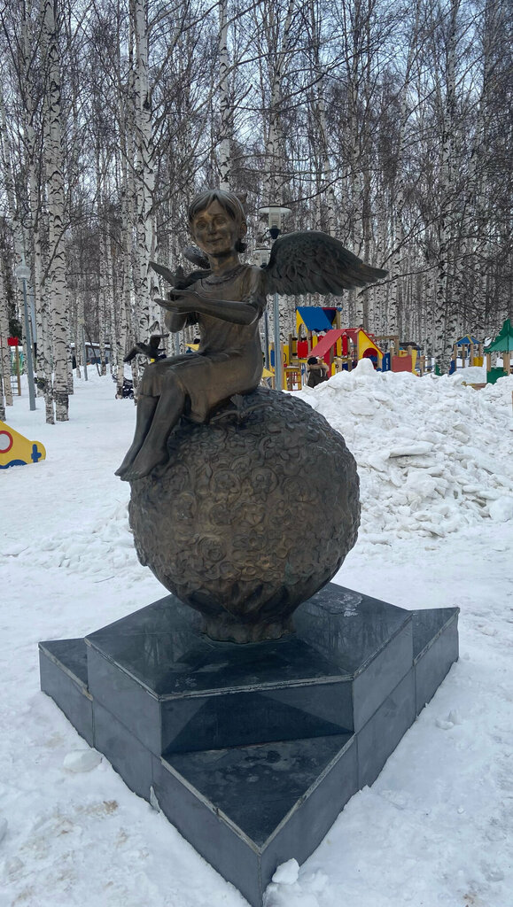 Park, sokak heykeli Девочка на шаре, Hantı‑Mansi, foto