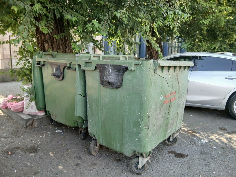 Ayrı çöp toplama noktası Waste sorting point, Erivan, foto