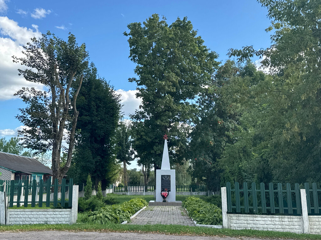 Anıt, heykel Погибшим землякам, Vitebskaya oblastı, foto