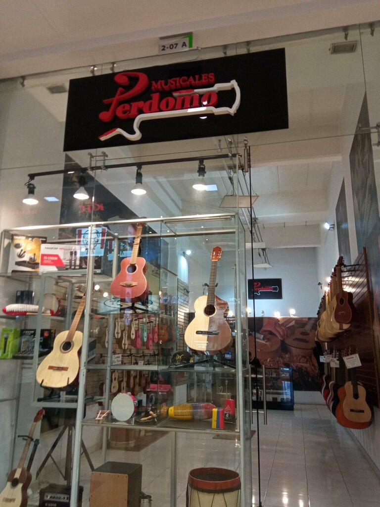 Enstrüman mağazaları Musicales Perdomo, Bogota, foto