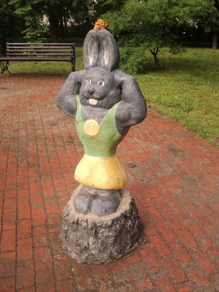 Park, sokak heykeli Заяц, Cheboksary, foto