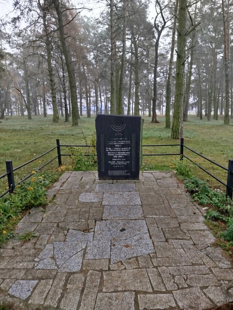 Anıt, heykel Жертвам геноцида, Khoiniki, foto