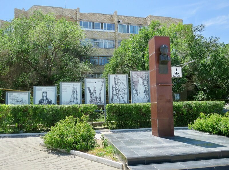 Anıt, heykel Bust of V.P. Barmin, Baykonur, foto